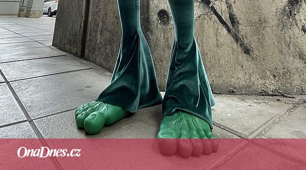 Kopyta i koule. Nastává éra podivných bot, trendu propadly i celebrity ...