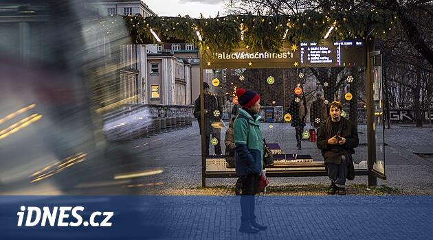 „Upravit jízdní řád na Spořilov.“ Lidé na Vánoční zastávce psali svá ...