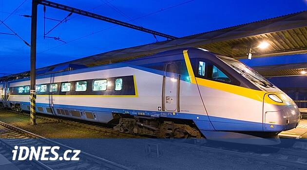 Kolaps železniční dopravy na koridoru z Prahy na Moravu. Vlaky stály ...