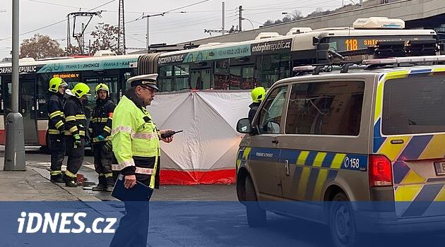 Autobus srazil v Praze chodkyni. Žena přišla o nohu - iDNES.cz