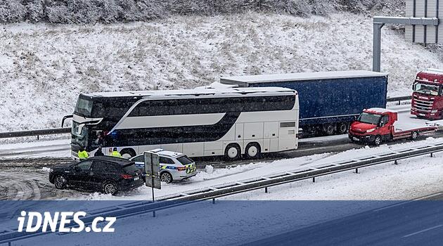 Dálnice D8 je opět v provozu, ve směru na Prahu stála kvůli smrtelné ...