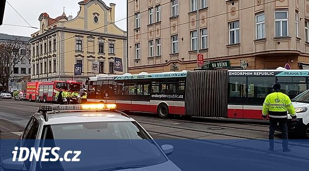 Autobus srazil v Praze chodkyni. Žena přišla o nohu - iDNES.tv