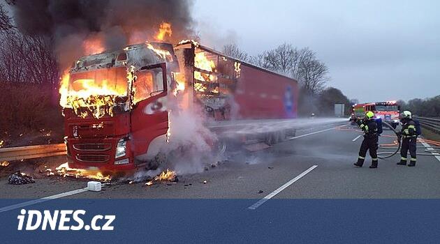 Požár kamionu s akumulátory zastavil provoz na D1 ve směru z Vyškova do Brna - iDNES.cz