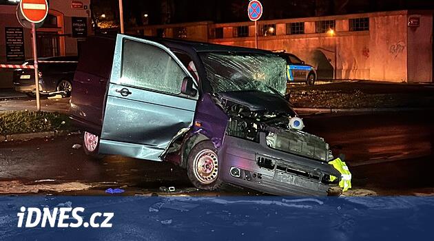 Spěchající řidič s dodávkou vyletěl ze silnice, náraz do sloupu nepřežil - iDNES.cz