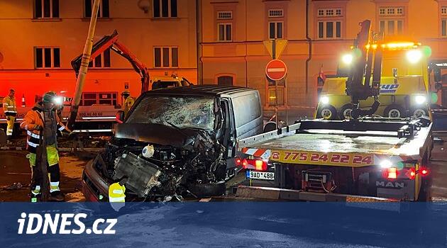 Spěchající řidič s dodávkou vyletěl ze silnice, náraz do sloupu nepřežil - iDNES.tv