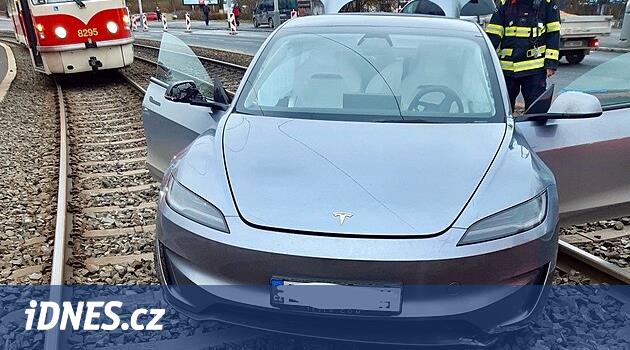 Auto po smyku uvázlo na tramvajové trati v Hostivaři, vyprostili ho ...