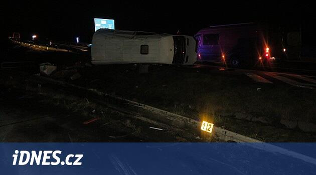 Při nehodě dvou dodávek zemřel člověk. D1 za Prahou ve směru na Brno stála - iDNES.cz
