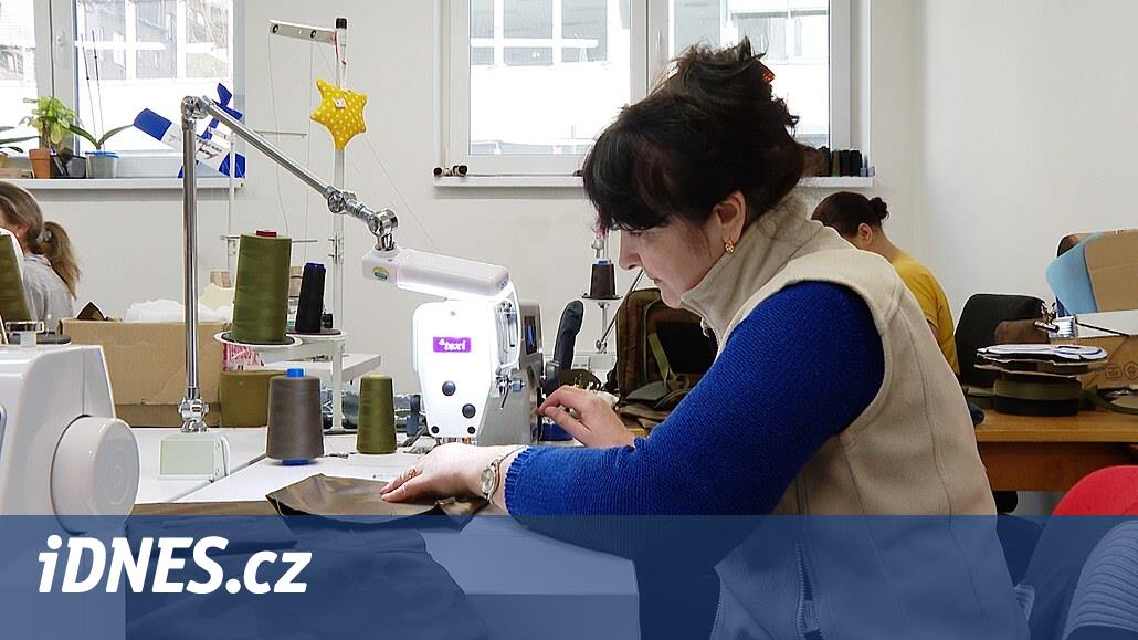 V malé pražské dílně šijí zateplené uniformy pro ukrajinské vojáky ...