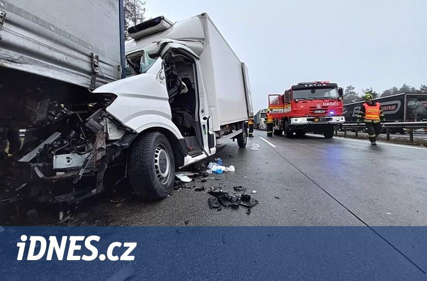 Po nehodě dodávky a náklaďáku stála dálnice D1, řidič je v kritickém stavu - iDNES.cz