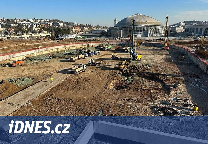 VIDEO: Tak roste aréna v Brně: už je vidět stavební jáma, budují se ...