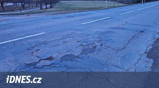 Rozbitá silnice z Ostrovačic do Veverské Bítýšky čeká na opravu marně ...