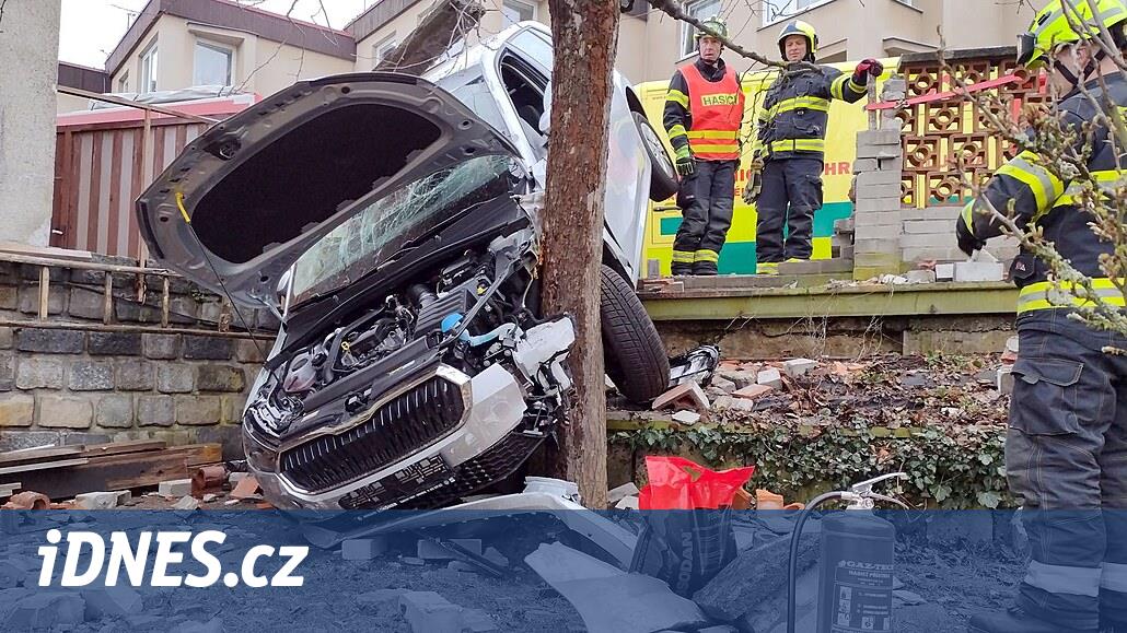 Jednadevadesátiletý řidič bez papírů si spletl pedály a boural v ...