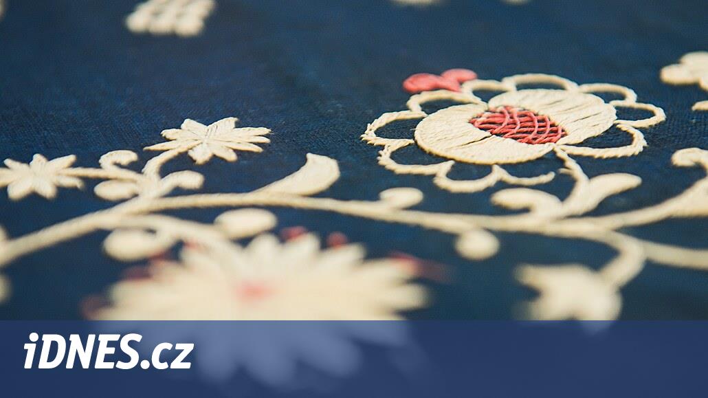 Čepce pro selky, pánský redingot. Muzeum ukázalo restaurované kousky ...