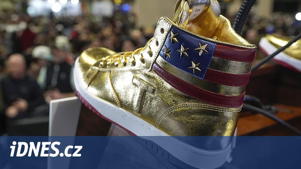 Trump uvedl na trh limitované zlaté tenisky. Jedny vyjdou na 9,5 tisíce ...