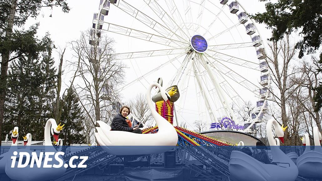 OBRAZEM: Matějská pouť začala. Zábavě na roztodivných atrakcích přálo ...