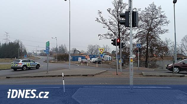 Semafor pustí chodce přes obchvat, ale zablokuje dopravu. Brod řeší ...