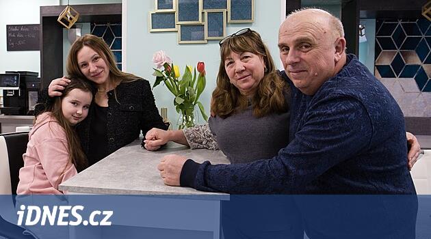 Před kulkami se chránili nápisem „děti“. Po útěku z Ukrajiny otevřeli ...