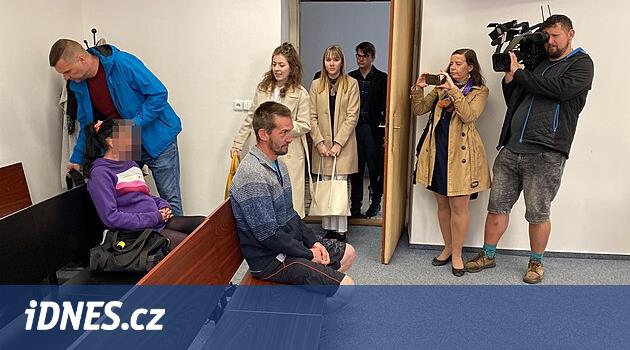 Chyběly důkazy, řekl soud a zprostil čtveřici obžaloby z vykořisťování chudých - iDNES.cz