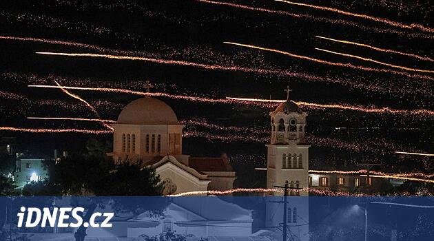 VIDEO: Řecké kostely svedly světelnou bitvu, farníci pálili rachejtle ...