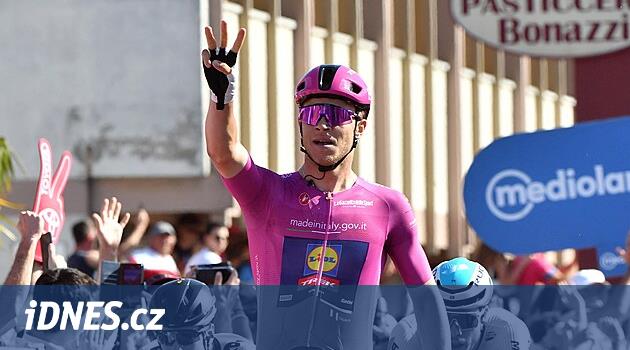 Demonstrace síly. Milan na Giru opět ovládl spurt a slaví třetí ...