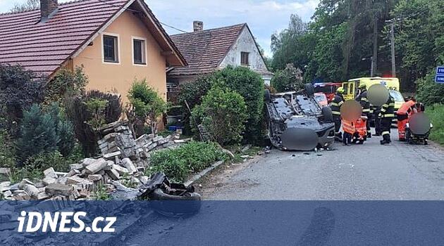 Řidička vezoucí dítě obrátila auto na střechu, při nehodě zbořila ...