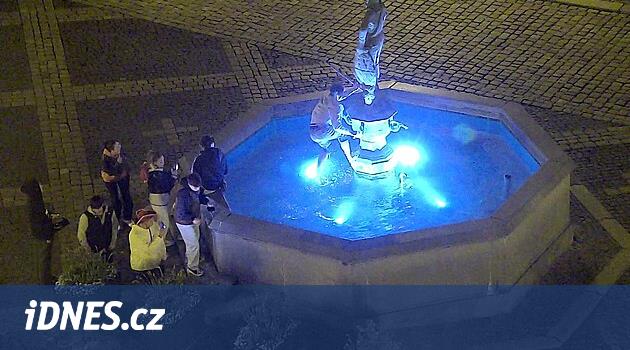 Mladí se v noci koupali v chebské kašně, poškodili při tom sochu rytíře - iDNES.cz