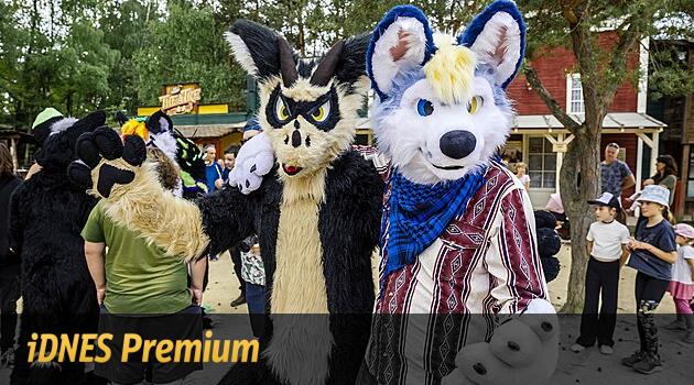 Plyšák vedle plyšáka. Petr Vydra se na srazu fanoušků furry proměnil ve ...