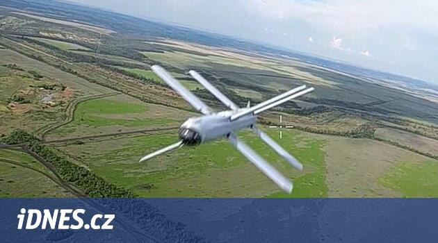 VIDEO: Vzdušný souboj robotů. Ukrajinci sestřelili dron dronem - iDNES.cz
