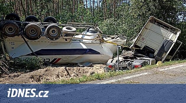 Na Nymbursku se při střetu s autem a kamionem převrátila cisterna, dva ...