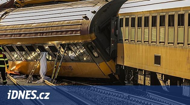 V Pardubicích se srazil nákladní vlak a rychlík. Čtyři mrtví, desítky ...