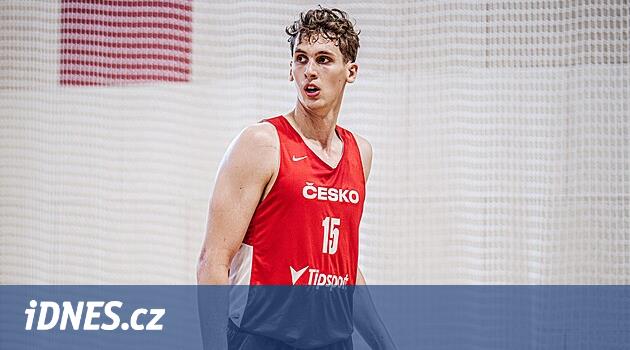 Kejval junior místo veslování válí pod koši. Do lodi jsem se nevešel ...