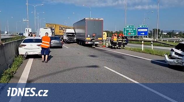 Hromadná dopravní nehoda u Brna - iDNES.tv