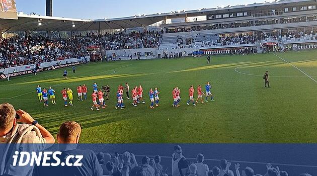 Vyprodaná Malšovická aréna fandí fotbalové reprezentaci - iDNES.tv