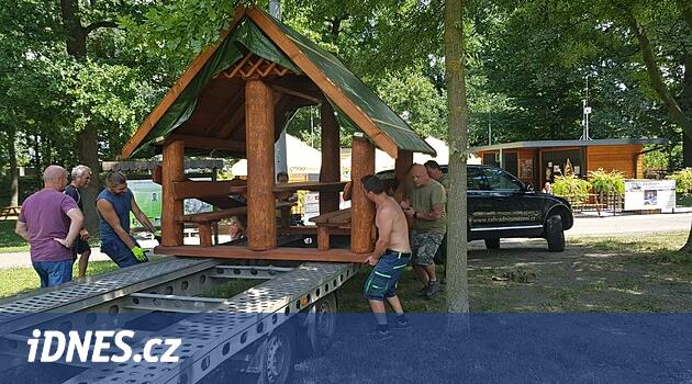 Letní kino u vody. Přístaviště v Otrokovicích má nové dřevěné přístřešky - iDNES.cz