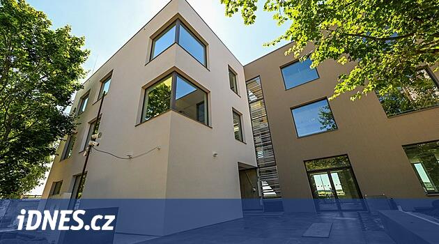 Zelené stěny i fotovoltaika. Eko Gymnázium se stěhuje do udržitelné budovy - iDNES.cz