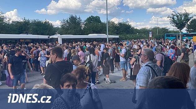 Část linky metra B kvůli poruše stála, doprava na Andělu kolabovala ...