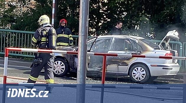 Auto začalo hořet za jízdy, řidič utrpěl popáleniny na třetině těla ...