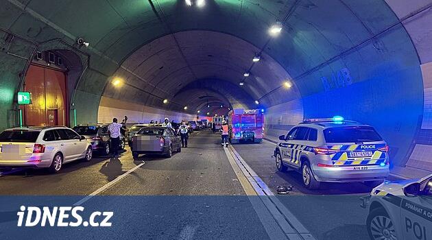 Náklaďák v tunelu Blanka naboural v koloně jedenáct aut, na odpoledne ho uzavřel - iDNES.cz