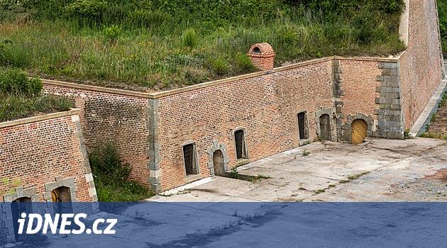 Pevnost Josefov opravují „zahradníci“. Statisíce cihel vyrobili v Lotyšsku - iDNES.cz