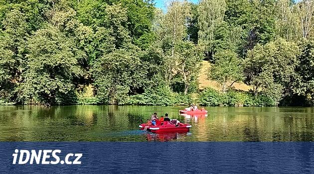 Šlapadla čeří vodu rybníka Hastrman kousek od havlíčkobrodského náměstí ...