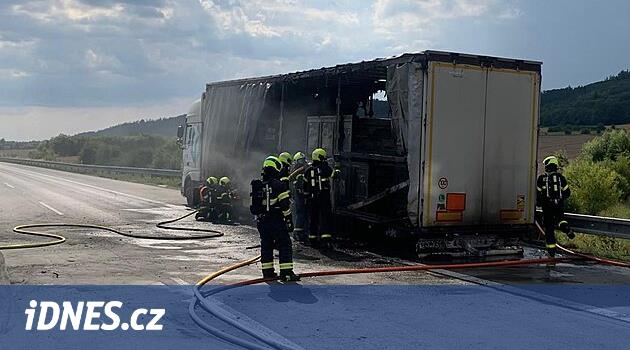 Kamion naložený bateriemi do elektromobilů začal hořet. D1 čtyři hodiny stála - iDNES.cz