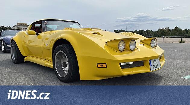 Legendární corvetty v Praze. Podívejte, jak se šikovaly ke spanilé ...