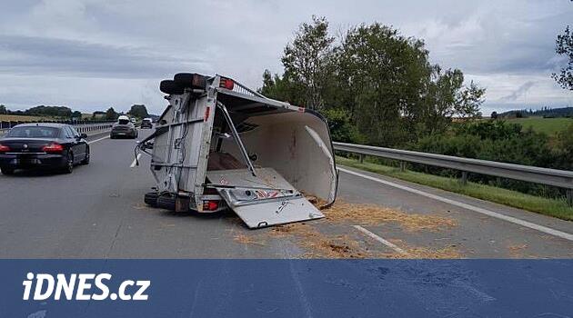 Řidič na D1 šmátral po věci na podlaze, způsobil převrácení přívěsu s ...