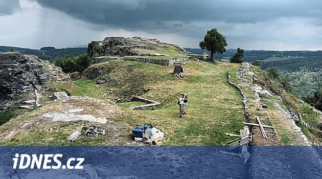 Žižkův hrad Kalich se otevírá turistům, po památce je provede průvodce ...
