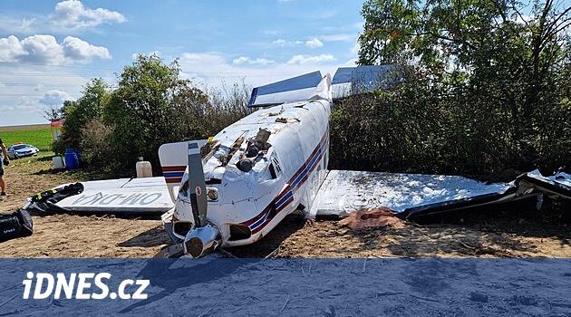 U Nového Jičína nouzově přistálo malé letadlo, pilot stroj převrátil ...