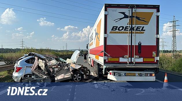 Prasklá pneumatika způsobila vážnou nehodu na D8, z osobáku zbyl jen ...