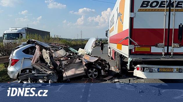 Vážná nehoda osobáku s náklaďákem uzavřela D8 u Veltrus - iDNES.tv