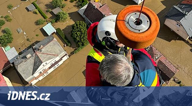 Povodně 2024 | Vrtulník tahal z vody hasiče. Havarovali, když jeli k ...