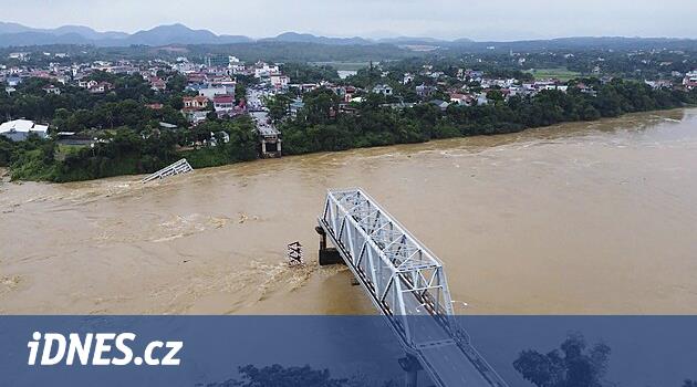 Tajfun Yagi si ve Vietnamu vyžádal desítky mrtvých, auta padala do řeky ...