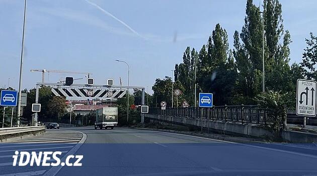 Dopravu na Pražském okruhu v první školní den komplikovaly uzavírky i nehoda - iDNES.cz